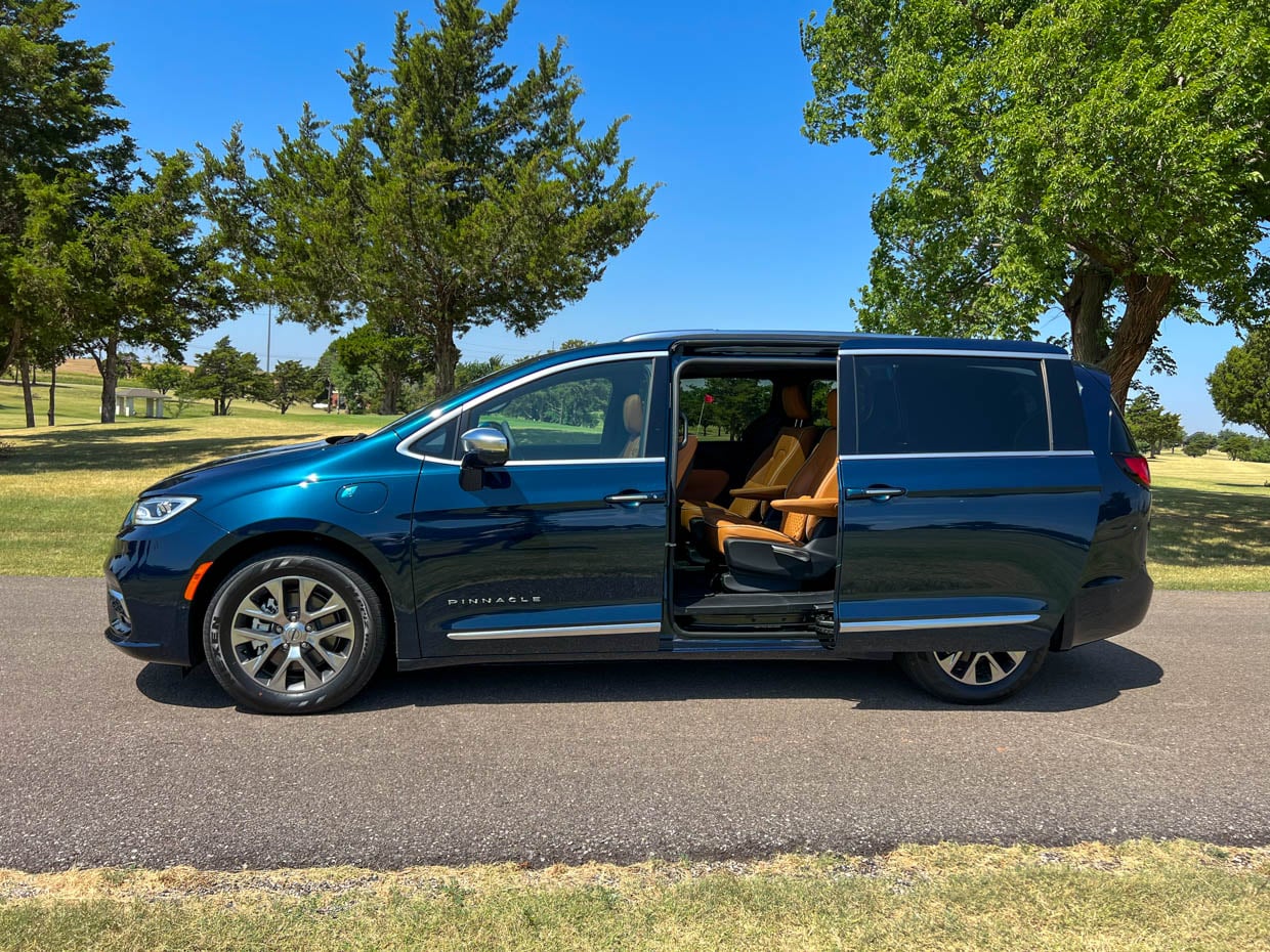 2022 Chrysler Pacifica Pinnacle Hybrid Review: The Master of Minivans
